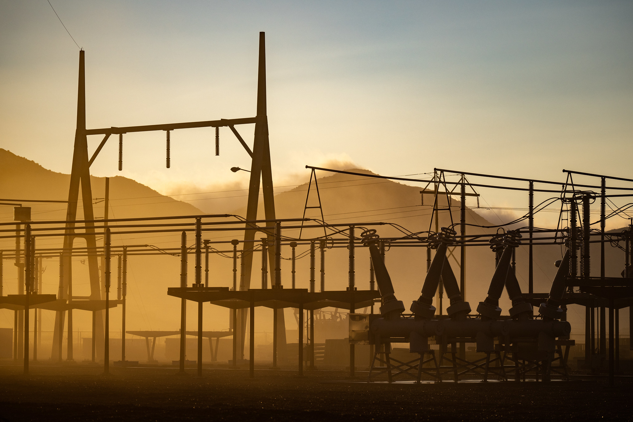 Bootstrap 4 jumbotron with Image Tag Background vs CSS background image ...